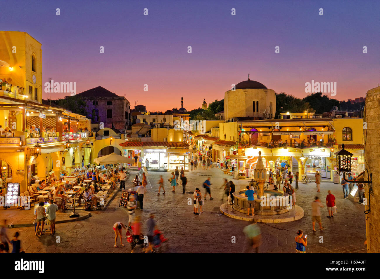 Twilight a Ippocrate (Ipokratous) Square, a Rodi città vecchia isola di ...