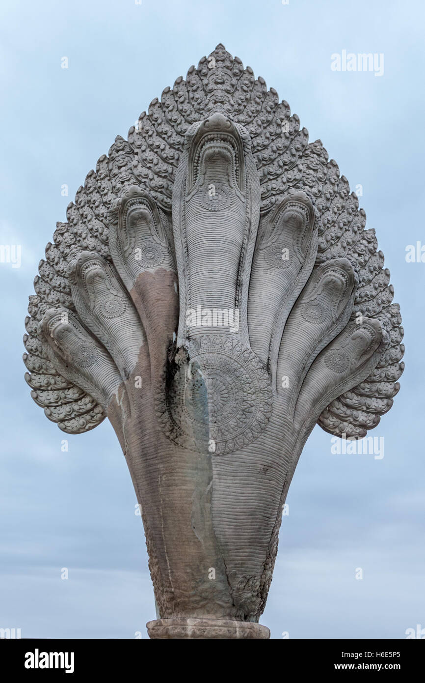 Naga, dio-serpente mitologico multi-testa, Angkor Wat, Cambogia Foto ...