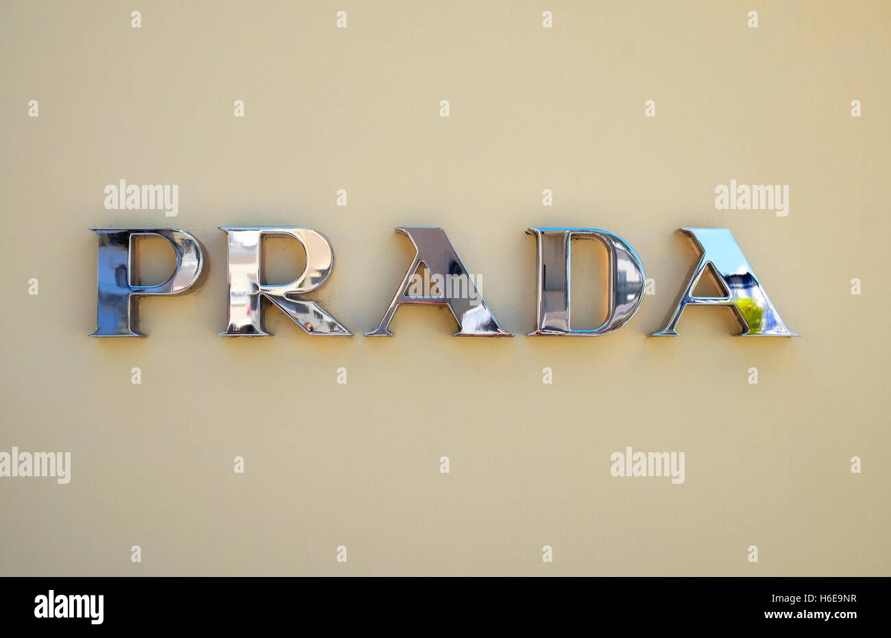 Prada logo immagini e fotografie stock ad alta risoluzione - Alamy