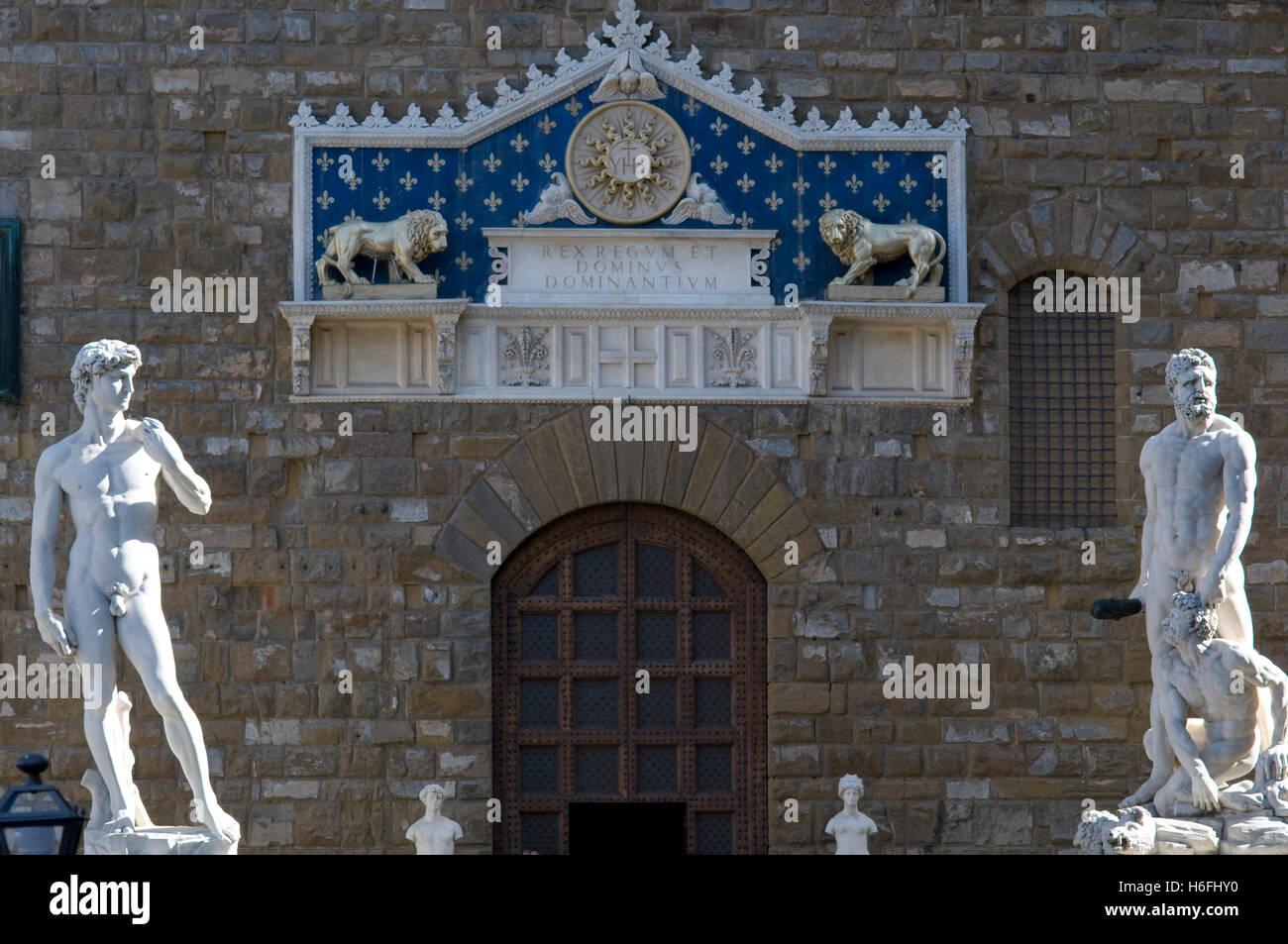 Porta di ingresso con lionfrontispiece con le statue del David di ...