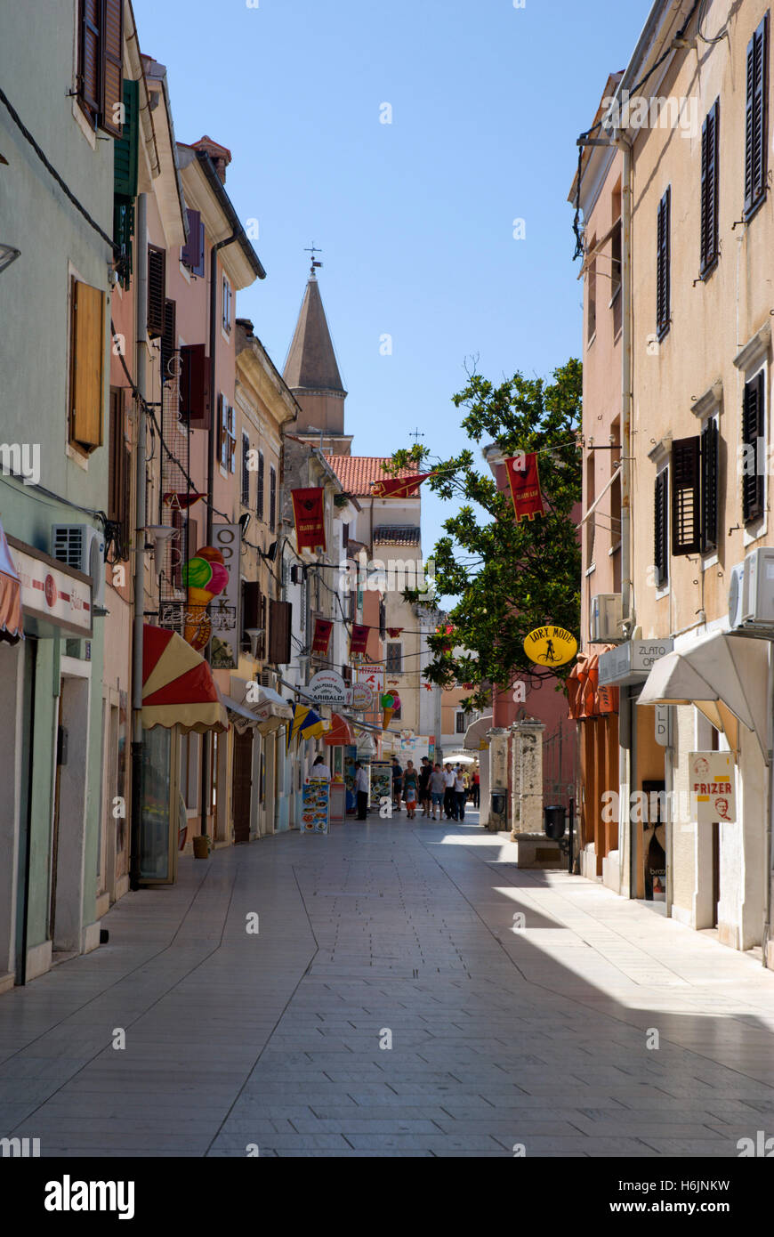 Area pedonale nel centro storico della città di Umago, Istria, Croazia ...