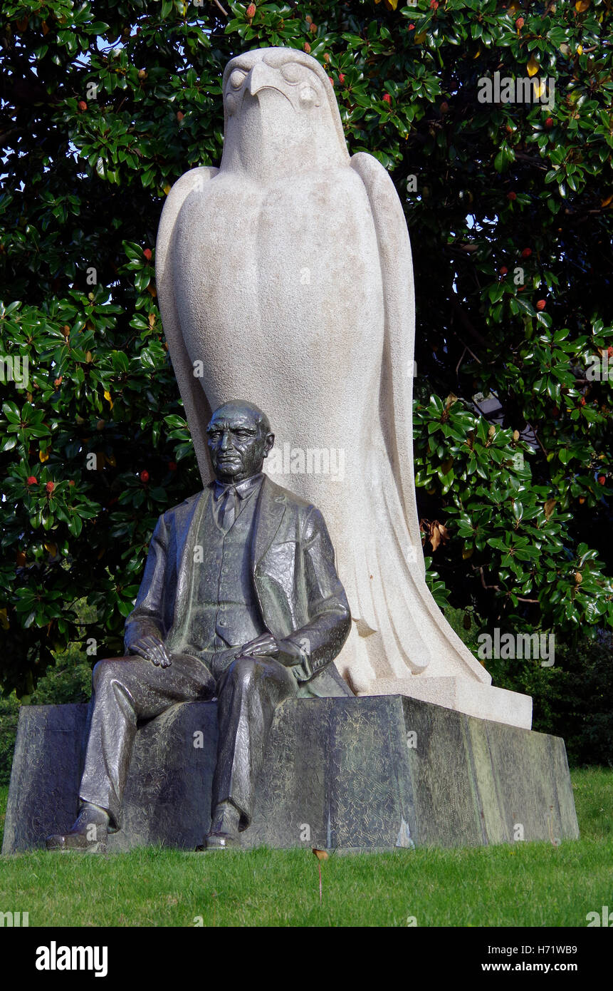 Statua di calouste gulbenkian falcon horus immagini e fotografie stock ...