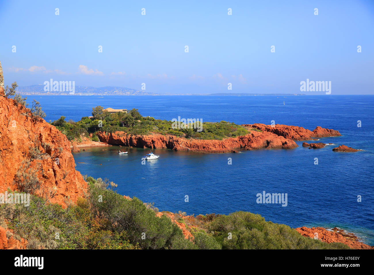 Esterel mediterraneo rocce rosso costa, la spiaggia e il mare. Costa ...