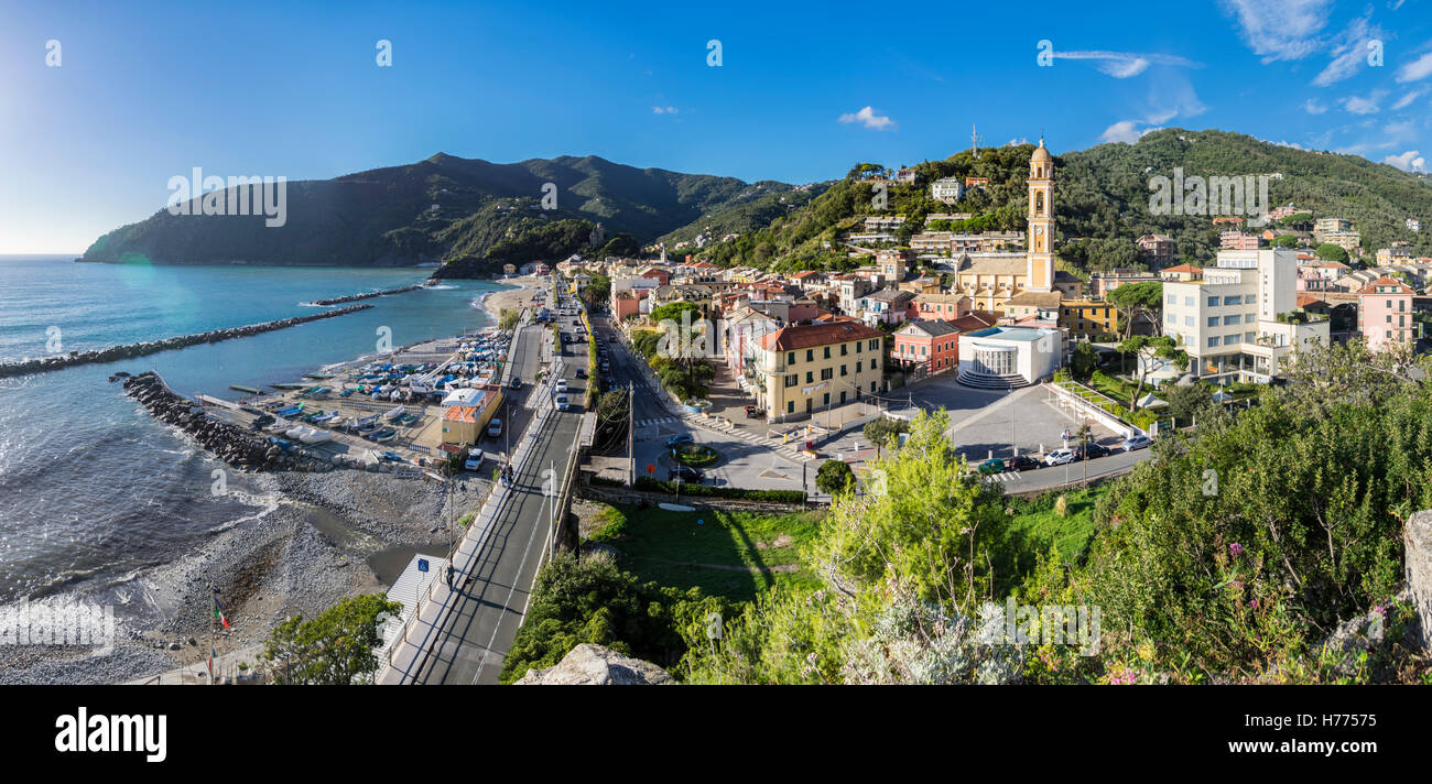 Vista panoramica del mare Mediterraneo e la città costiera di Moneglia ...