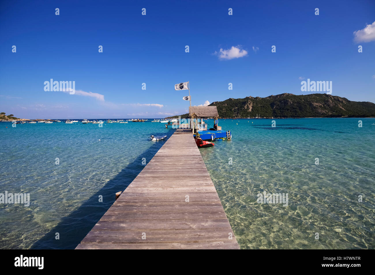 Pontile in legno e acqua cristallina, la spiaggia di Santa Giulia Foto ...
