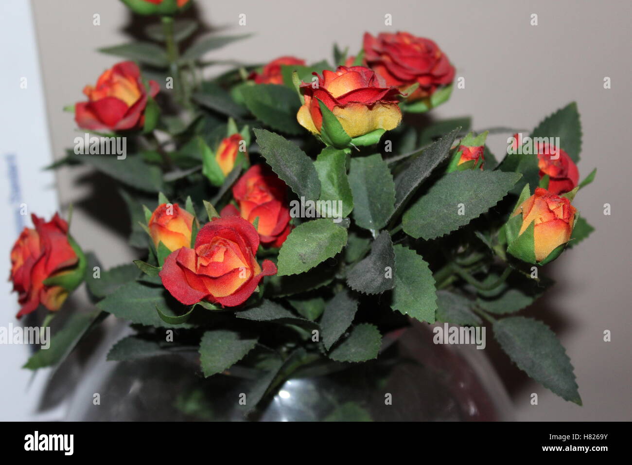 Fiori finti rossi immagini e fotografie stock ad alta risoluzione - Alamy