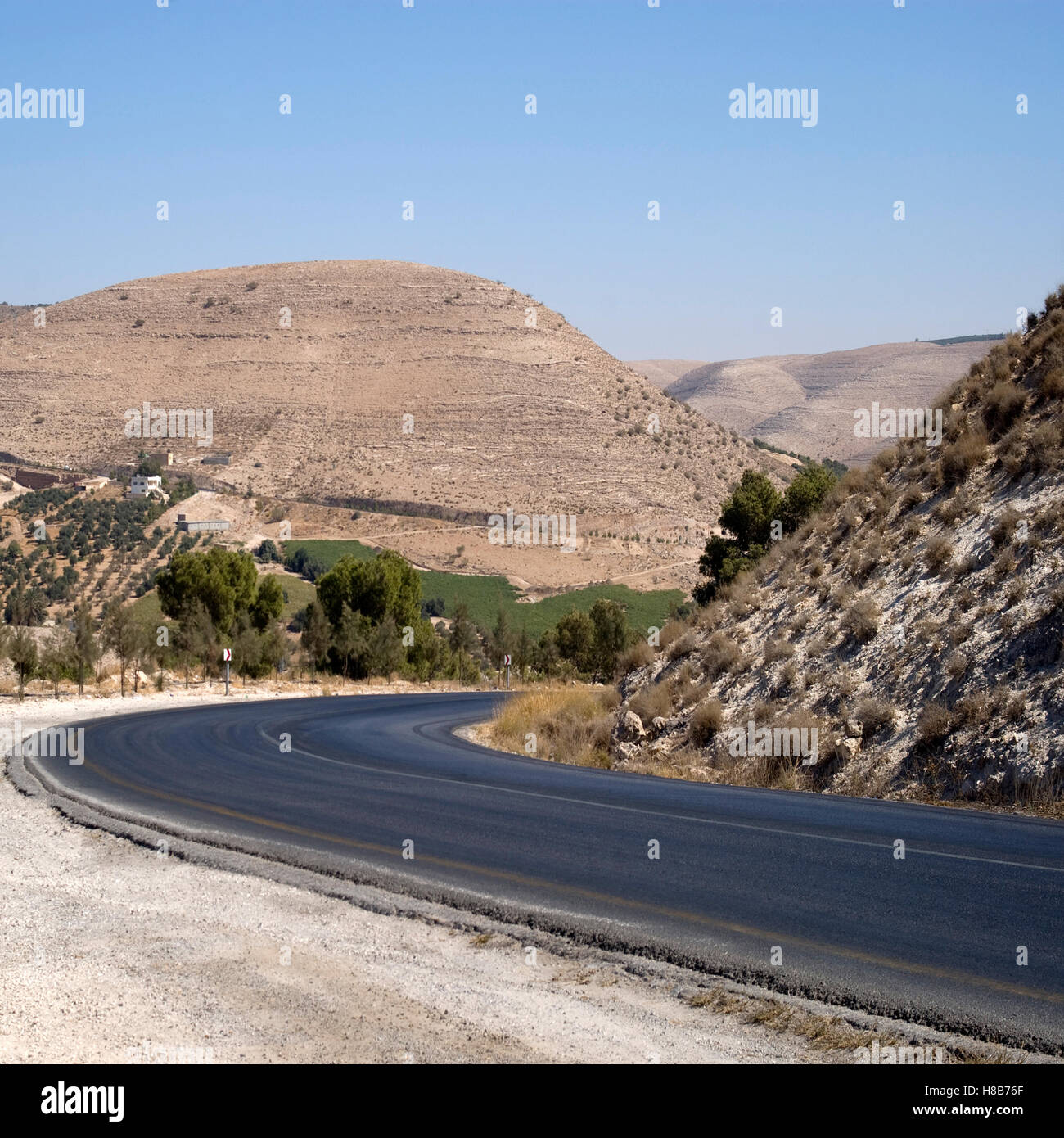 Strada con curve curve immagini e fotografie stock ad alta risoluzione ...