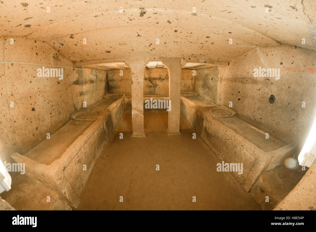 L'interno di una necropoli etrusca tomba, Cervetri, Lazio, Italia Foto ...