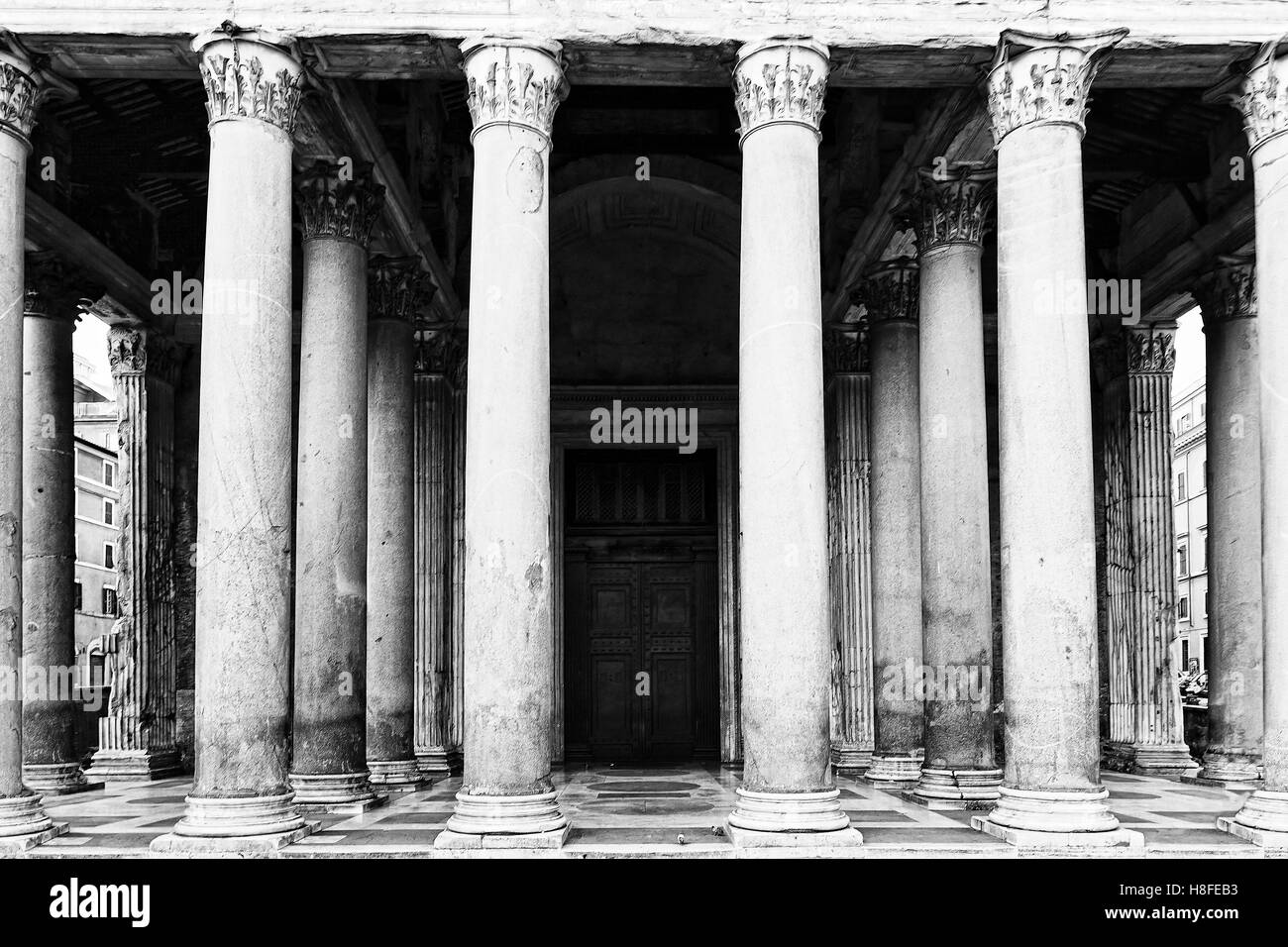 Nero-bianco portico all'entrata dell Impero romano antico tempio - Il ...