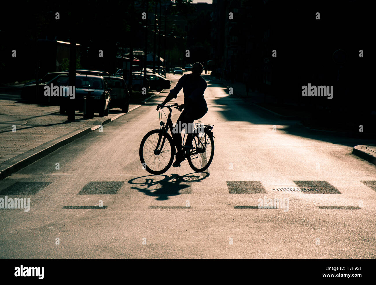 Ciclista in bicicletta che attraversa la strada immagini e fotografie ...