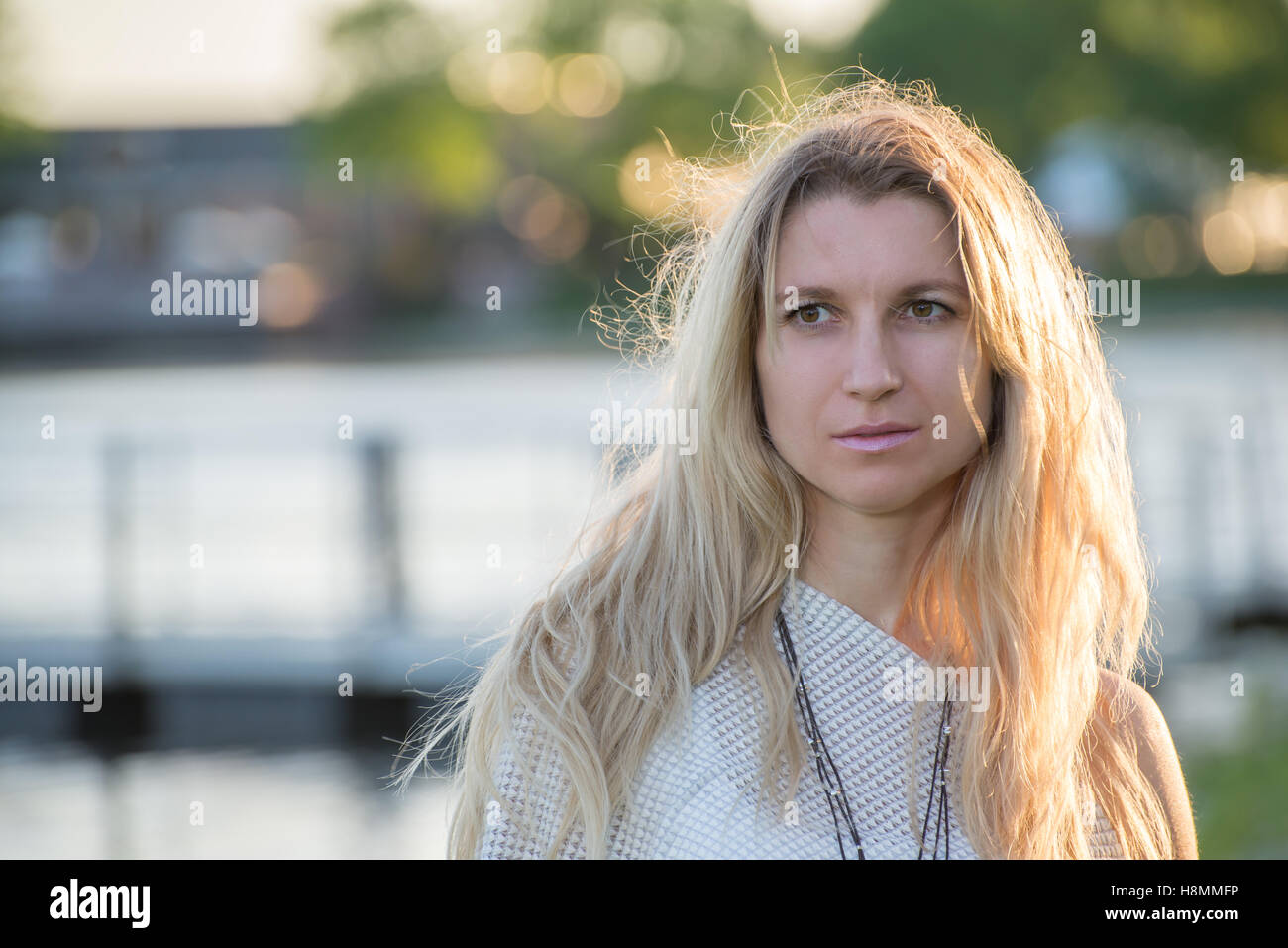 Ragazza bionda in un parco immagini e fotografie stock ad alta ...