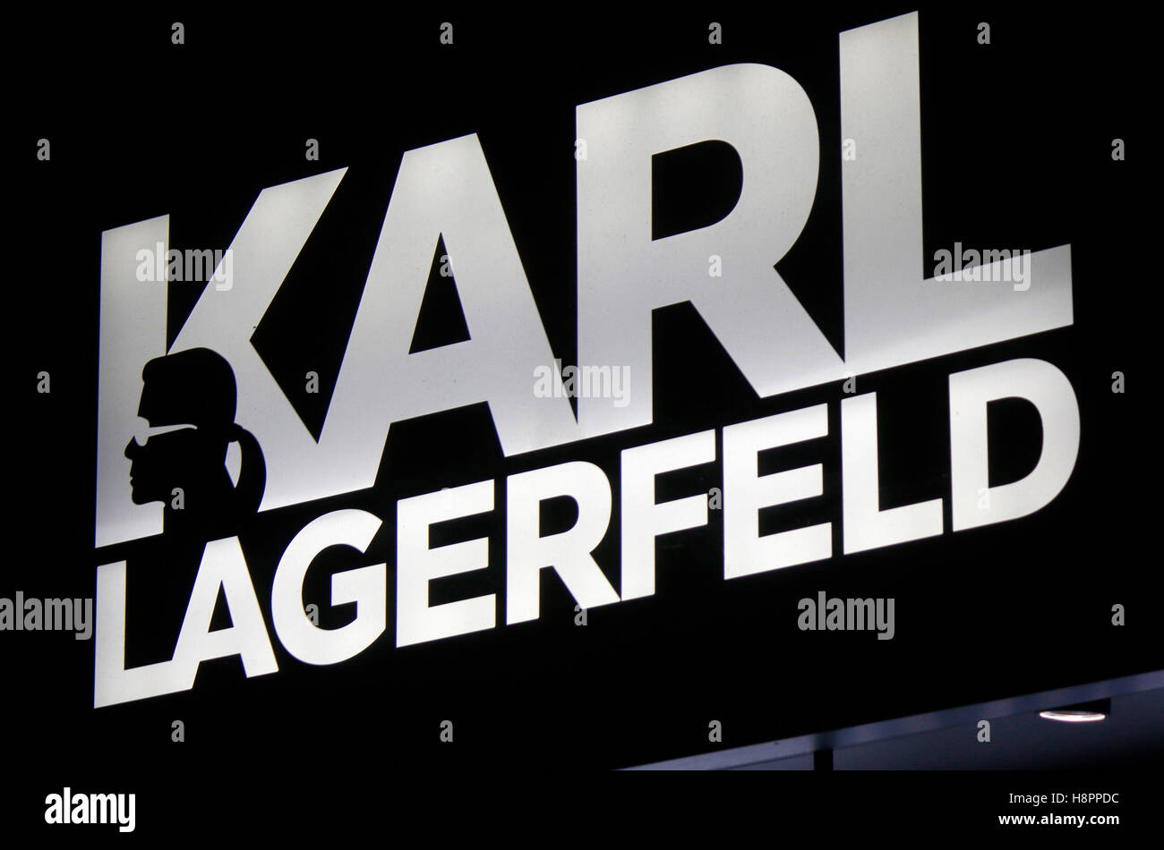Karl lagerfeld logo immagini e fotografie stock ad alta risoluzione - Alamy