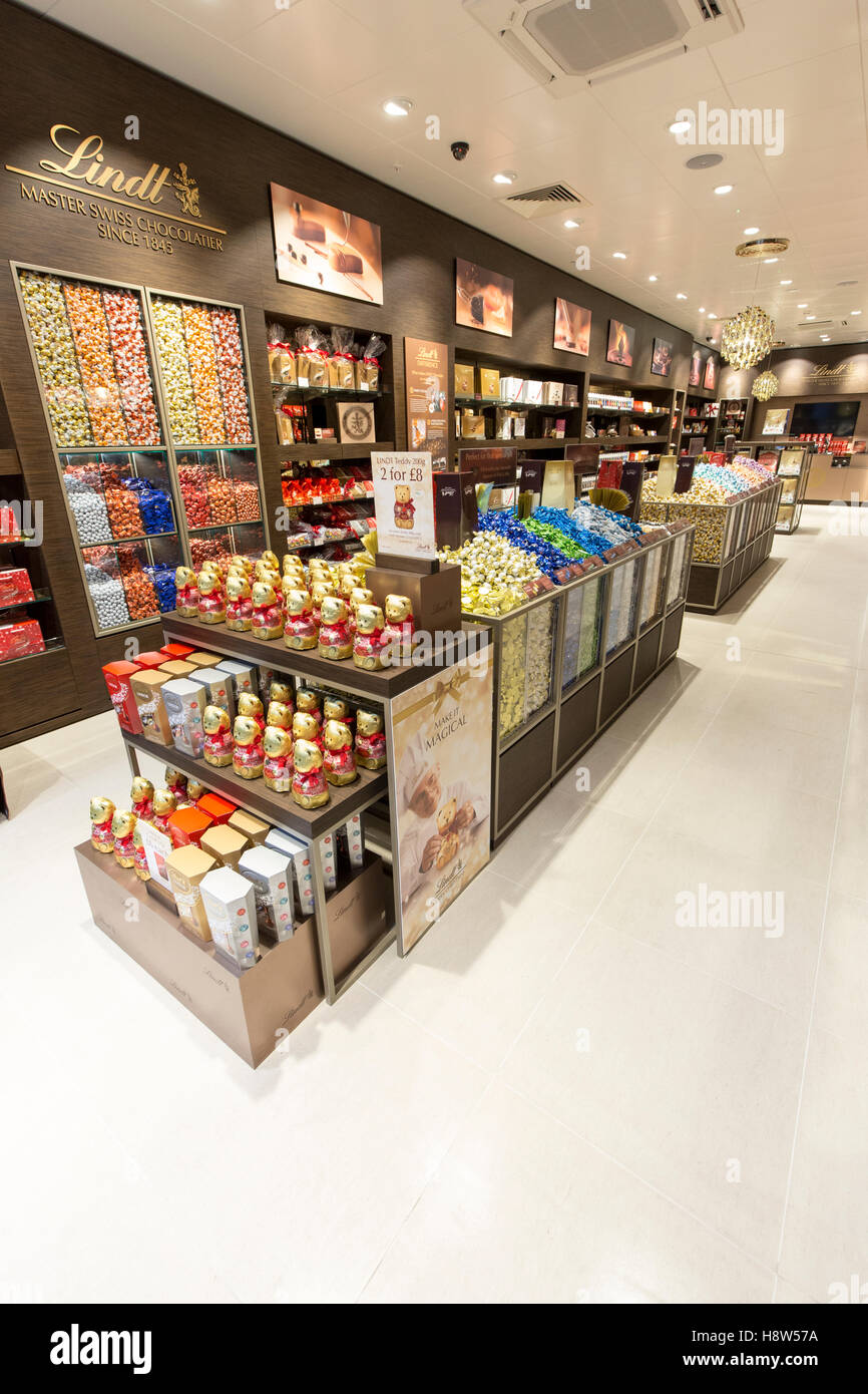 Lindt chocolate store immagini e fotografie stock ad alta risoluzione ...