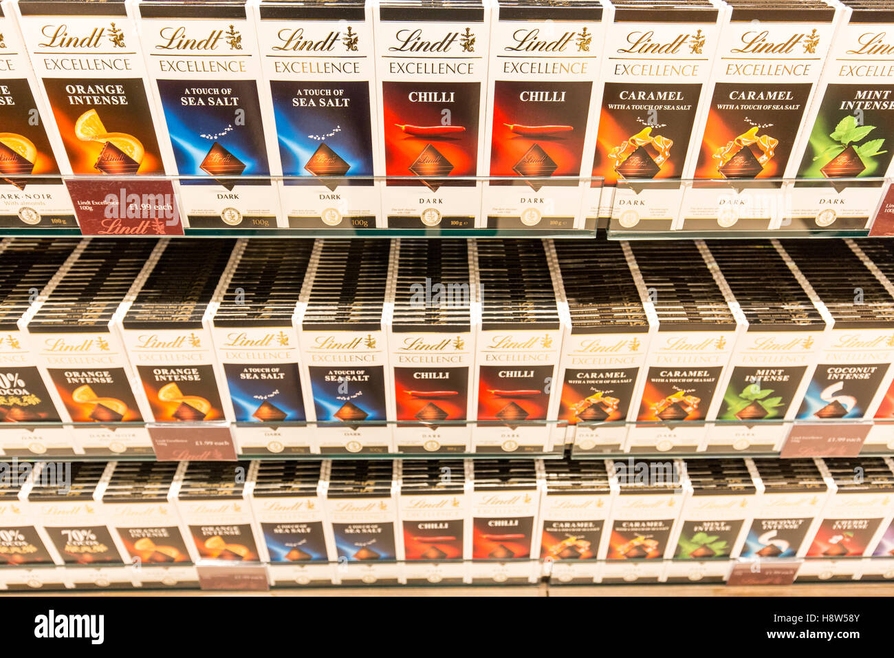 Lindt chocolate store immagini e fotografie stock ad alta risoluzione ...