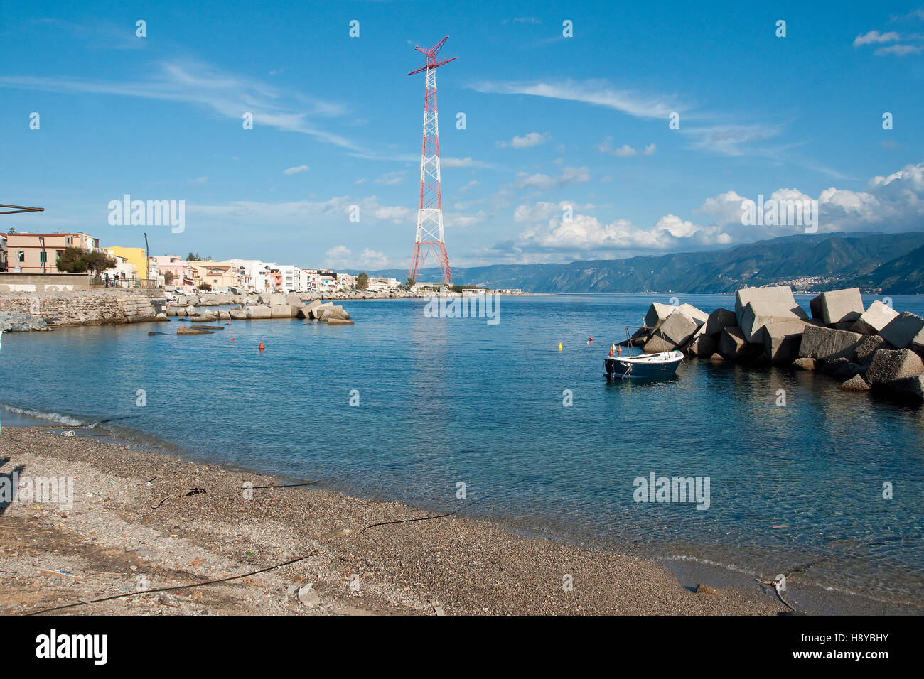 Torre faro beach, Sicilia, con uno dei piloni di Messina e dello ...