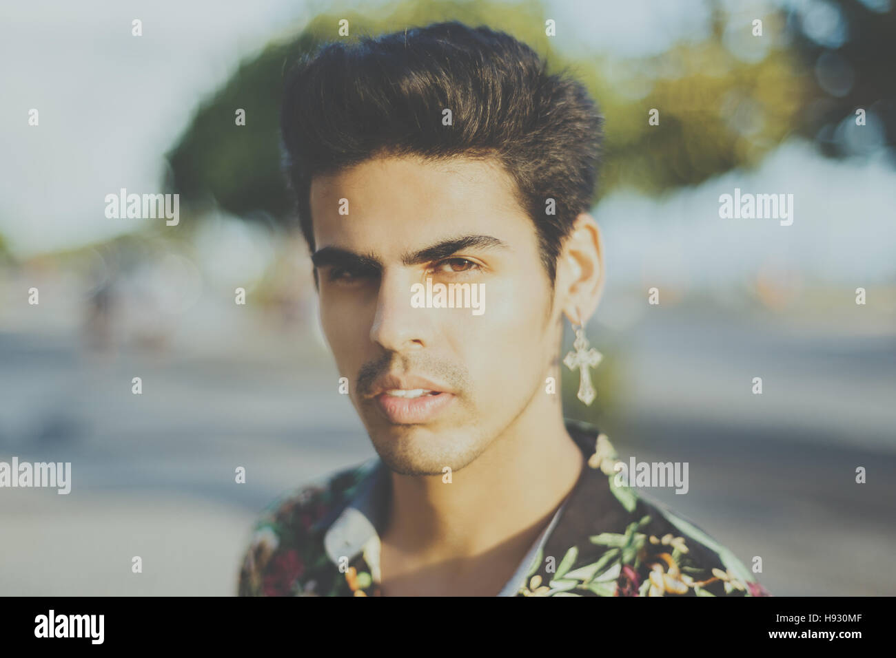 Attraente e moderno bianco giovane ragazzo brasiliano con i capelli ...