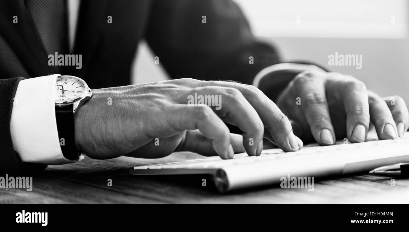 Digitazione della tastiera Foto e Immagini Stock in Bianco e Nero - Alamy