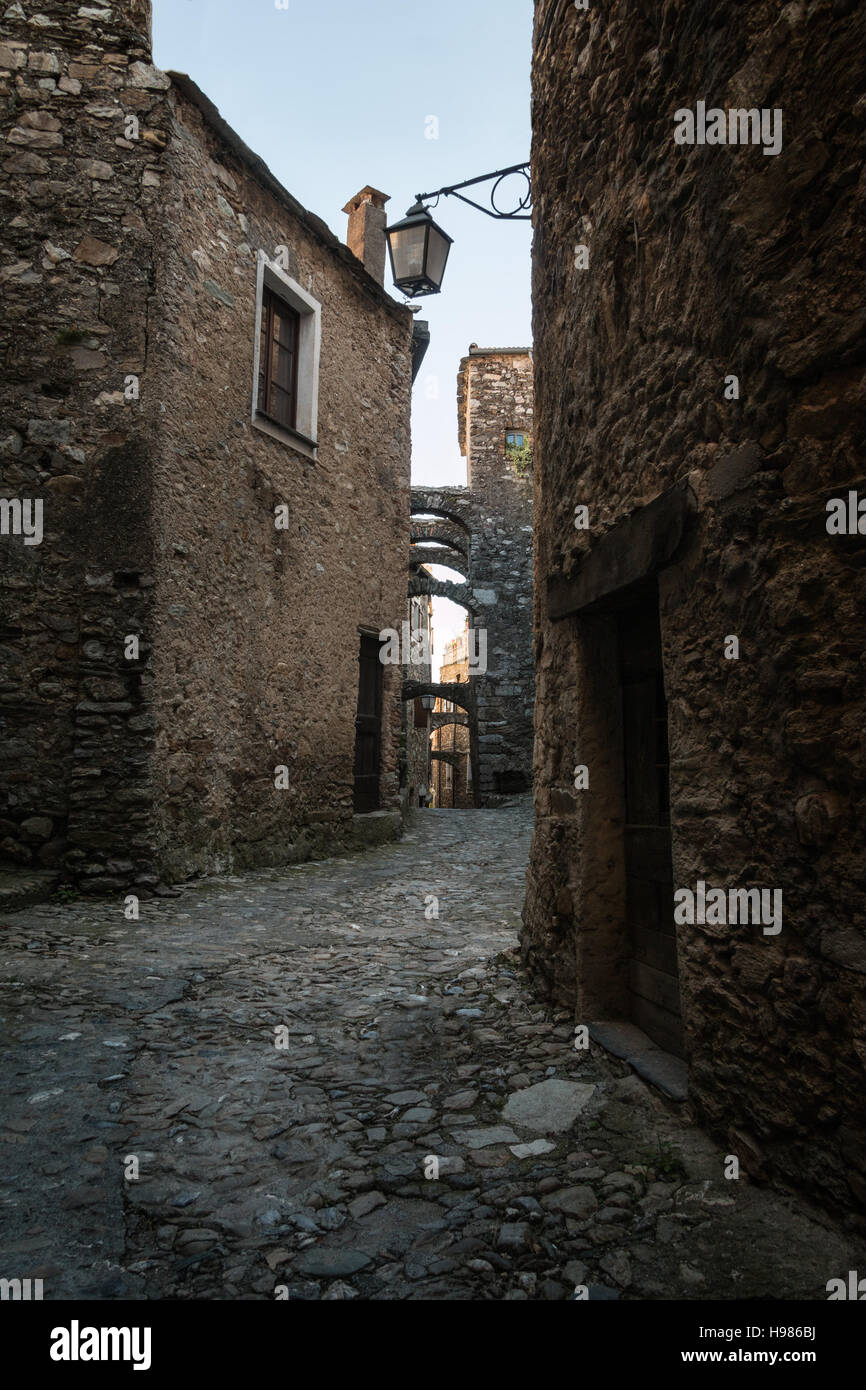 Villaggio medievale arroccato immagini e fotografie stock ad alta risoluzione - Alamy