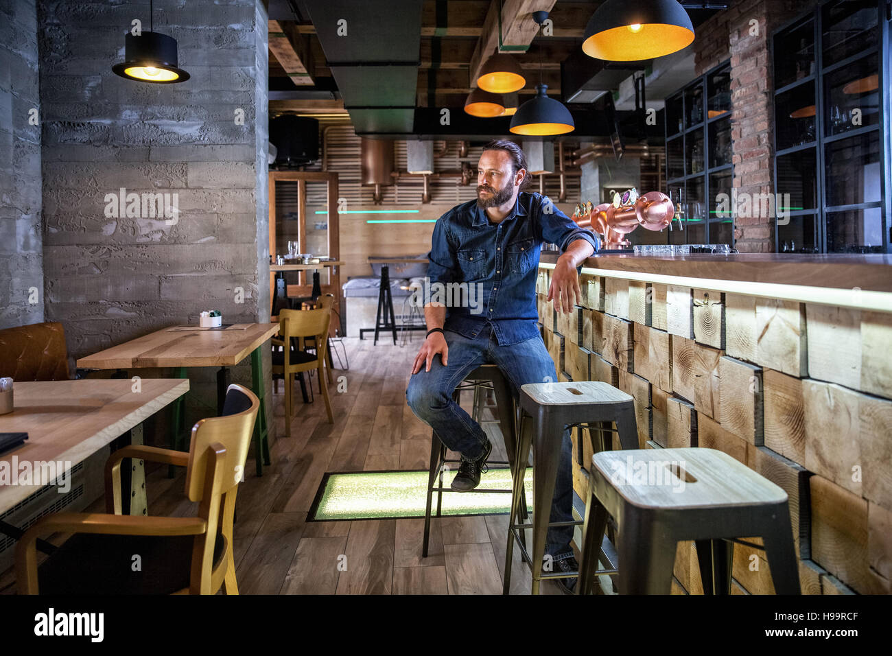 Persone sedute al bancone del bar immagini e fotografie stock ad alta ...
