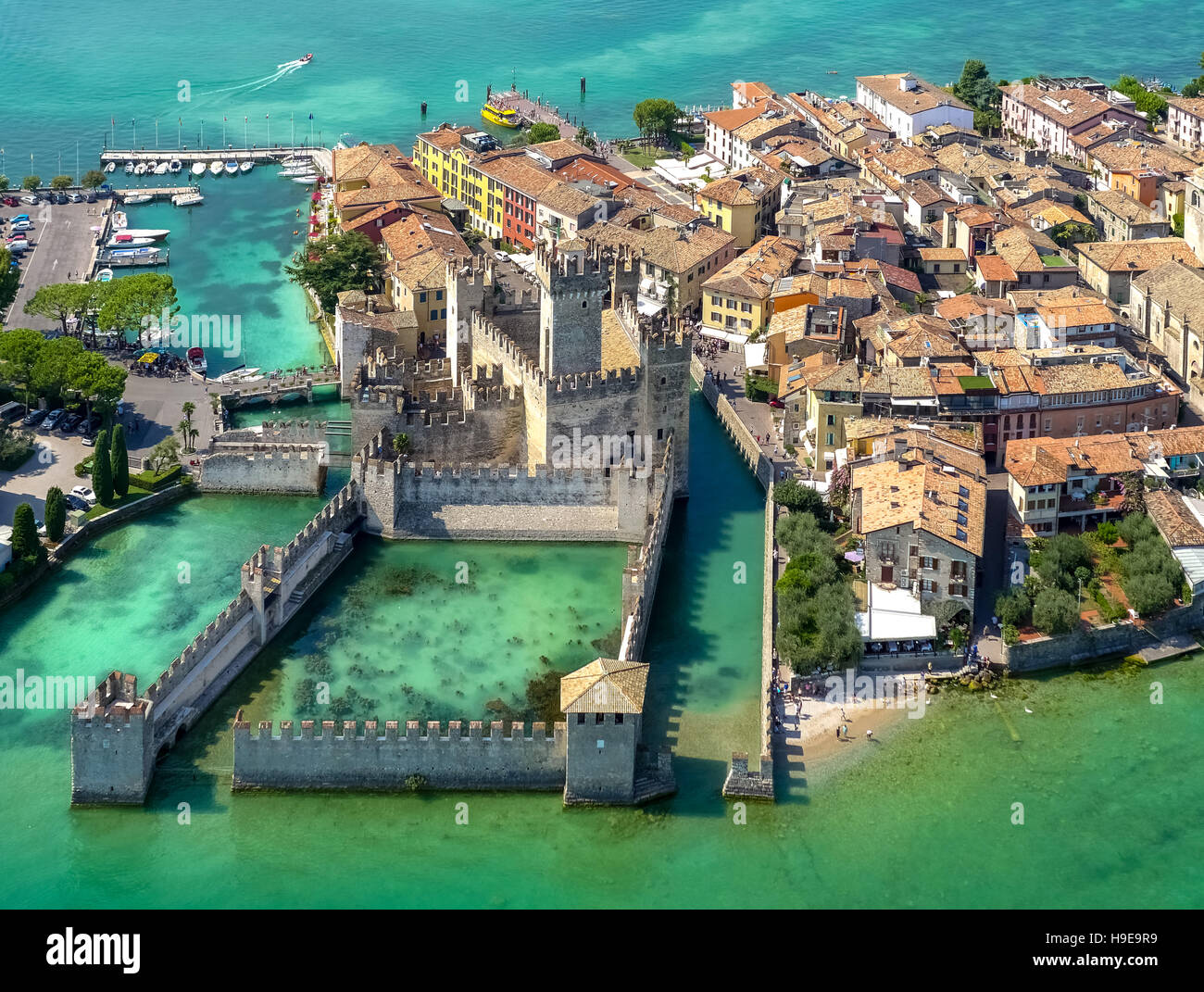 Foto aerea, il centro storico di Sirmione, penisola di Sirmione a lago ...