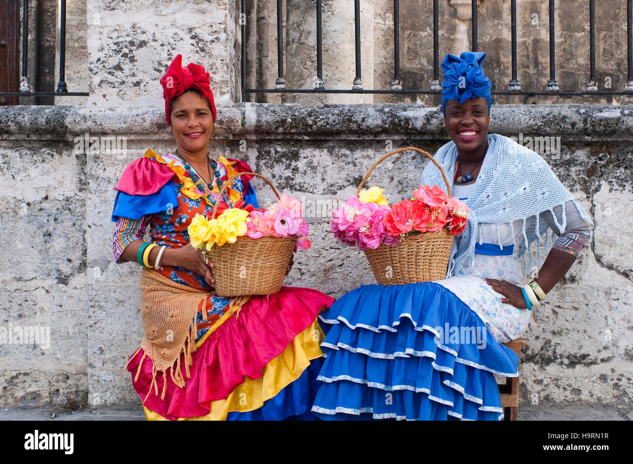 Due donne in costume tradizionale, Havana, Cuba, Caraibi Foto stock - Alamy