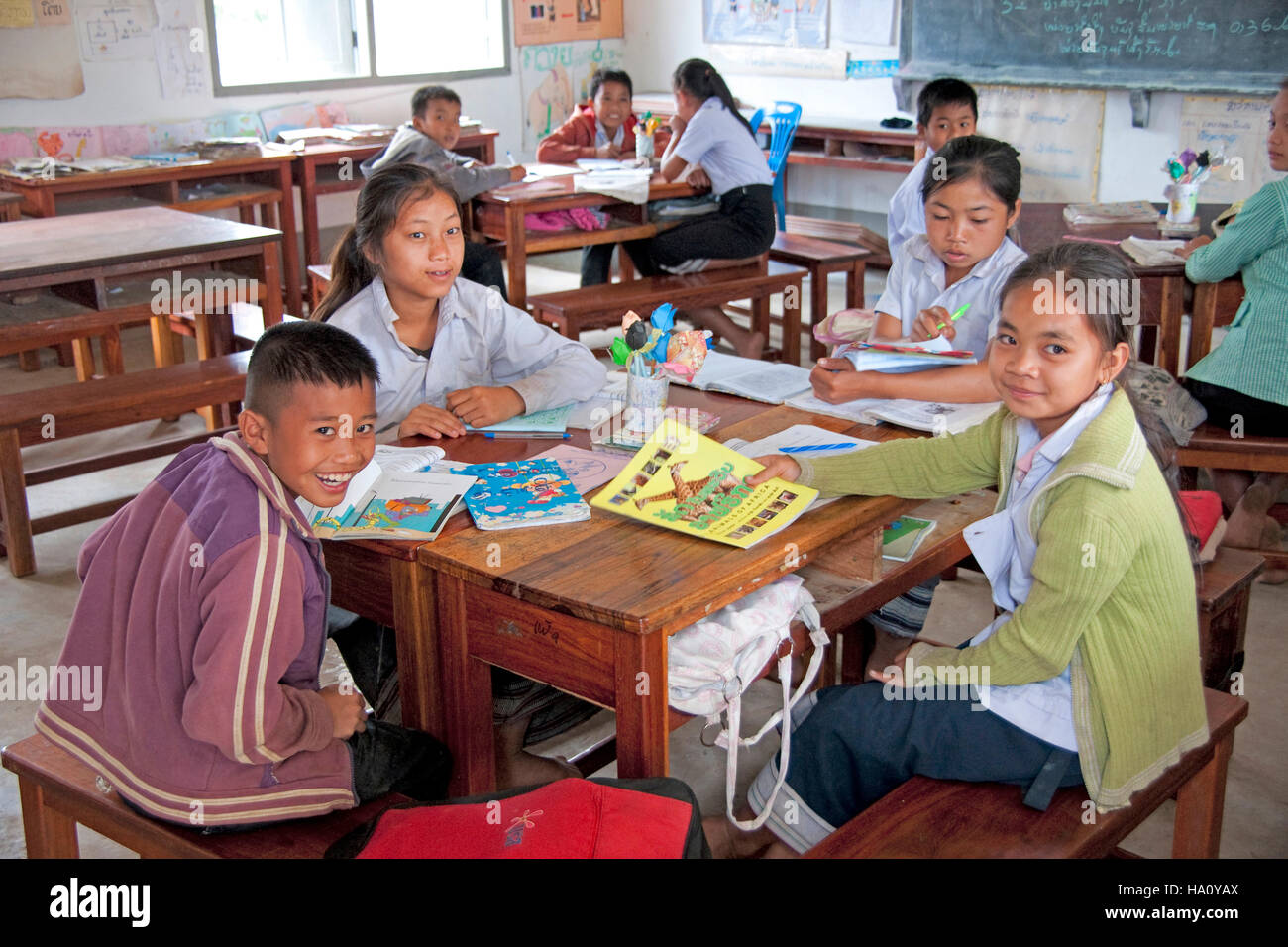 Bambini in aula scolastica immagini e fotografie stock ad alta ...