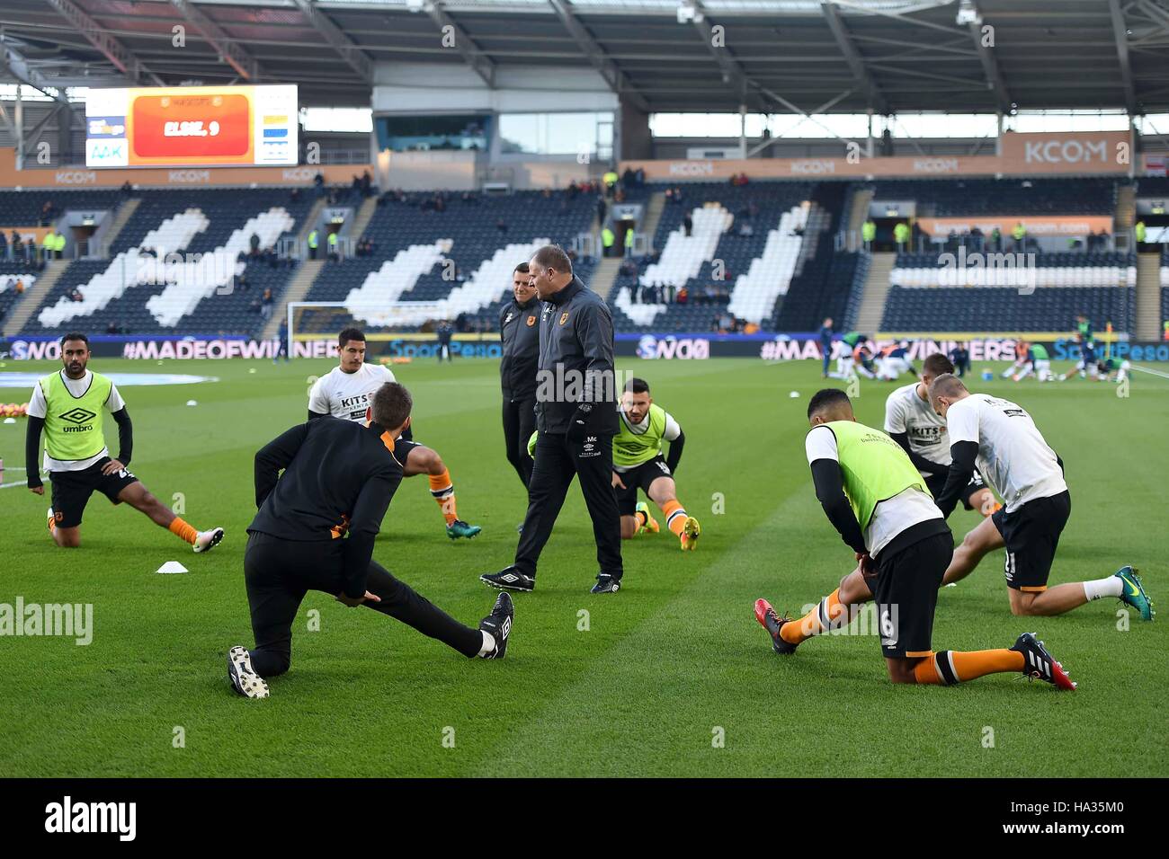 I giocatori di hull city si riscaldano prima della partita immagini e fotografie stock ad alta ...
