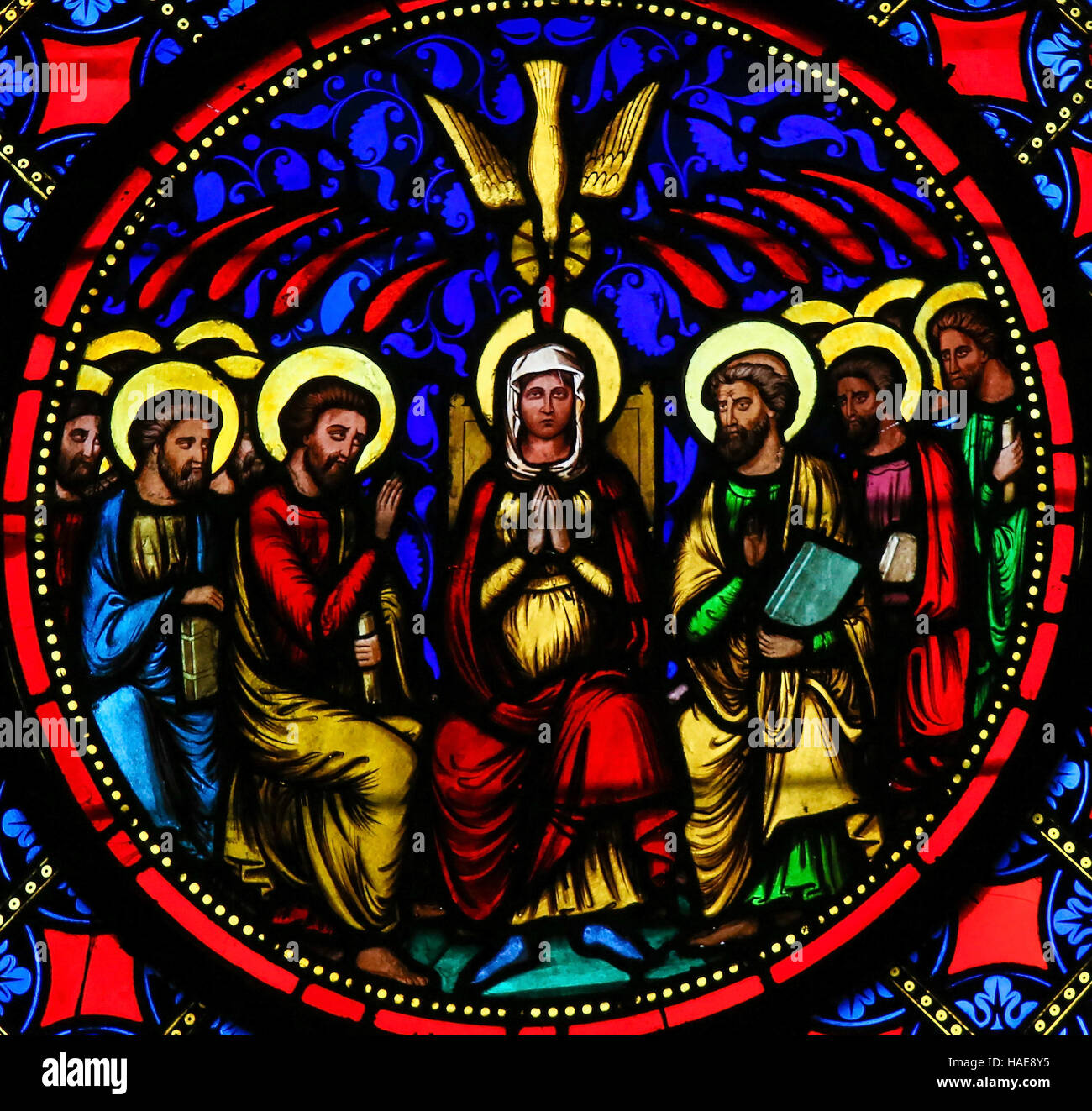 Finestra di Vetro colorato nella cattedrale di Bayeux, Francia ...