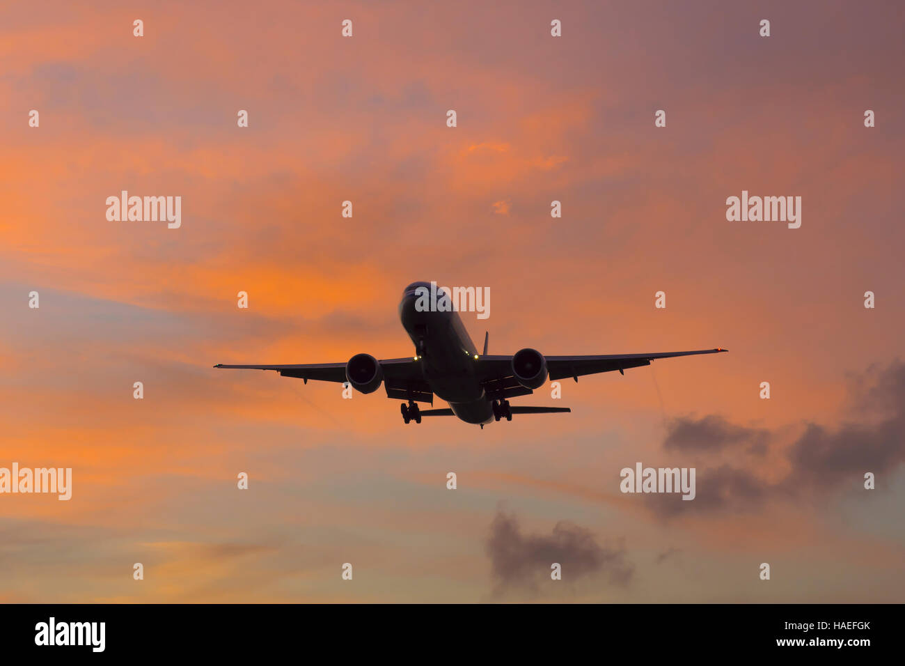 Aereo che atterra al tramonto immagini e fotografie stock ad alta ...