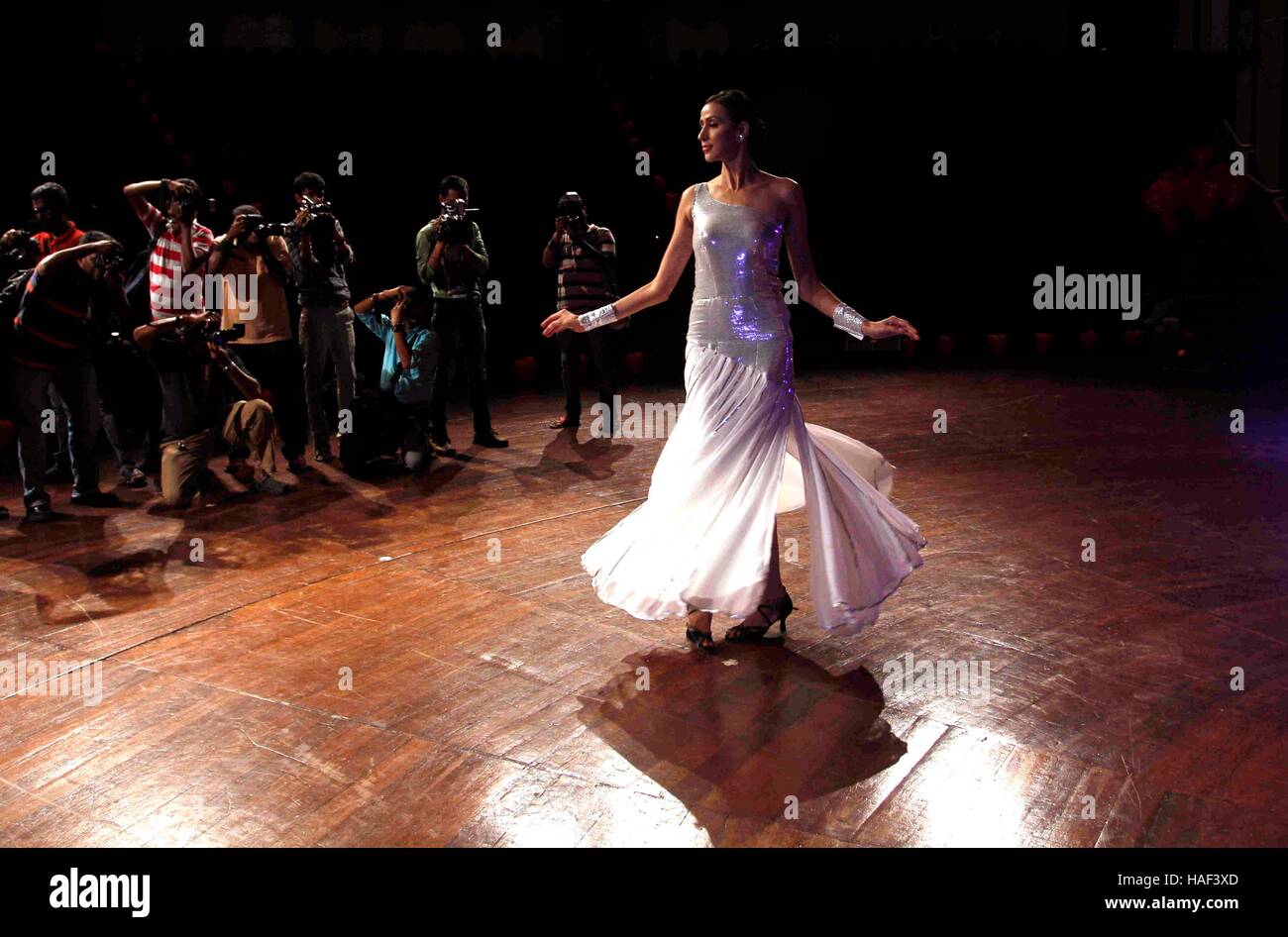 La modella alesia raut posa prima del dramma della danza immagini e ...