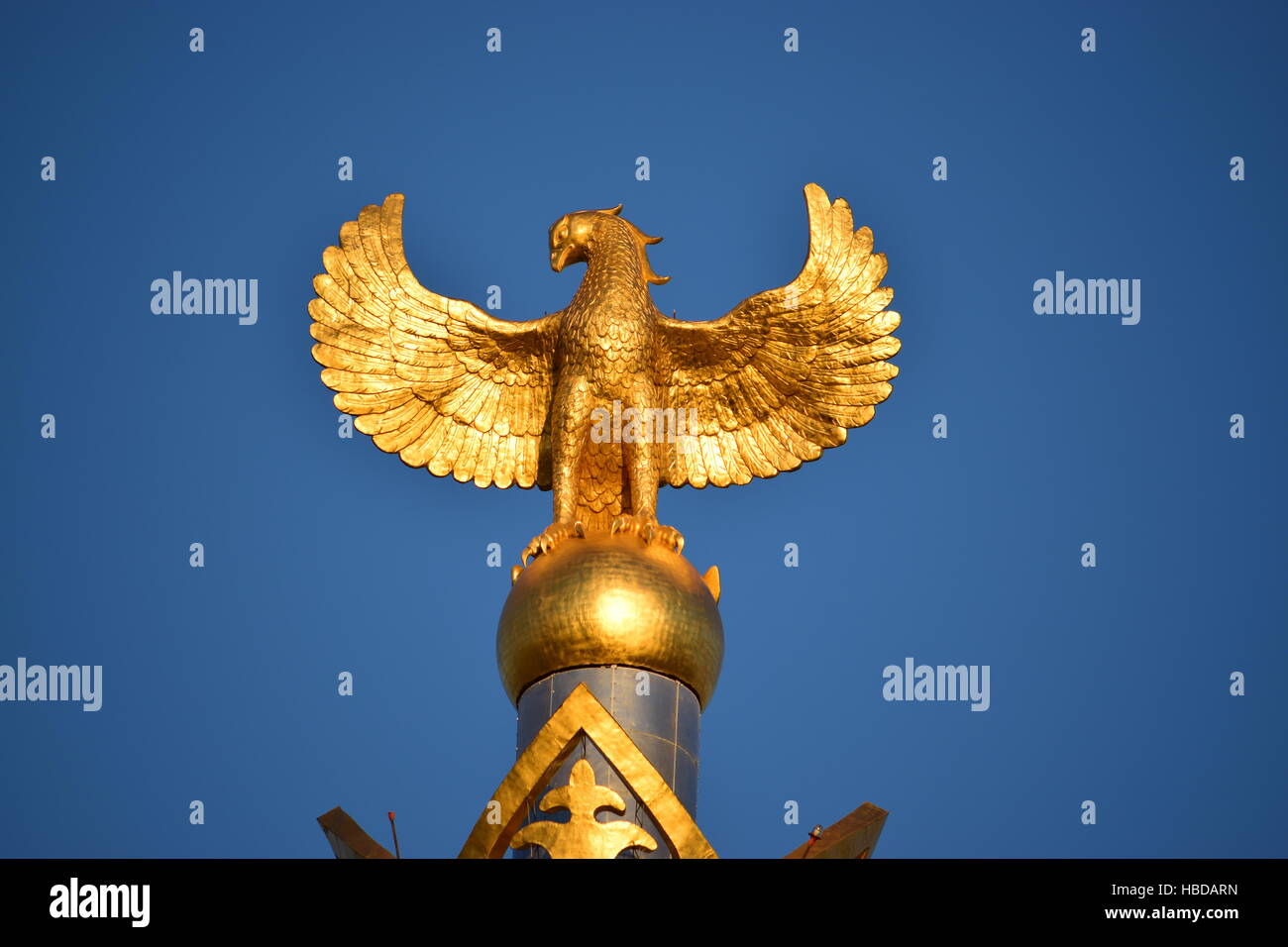 Aquila reale con ali spiegate immagini e fotografie stock ad alta ...