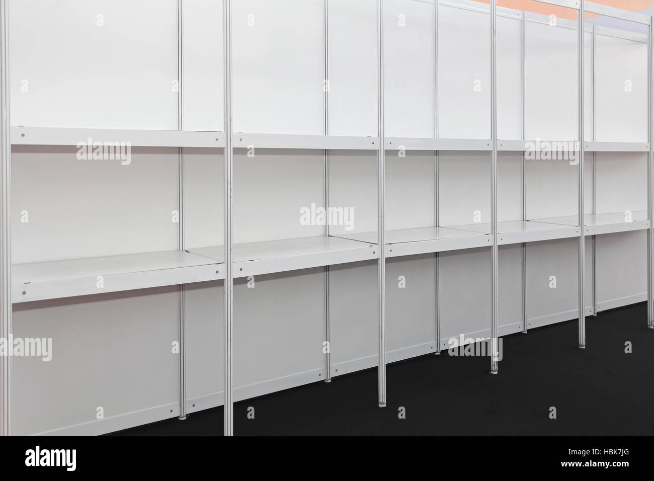 Scaffali vuoti immagini e fotografie stock ad alta risoluzione - Alamy