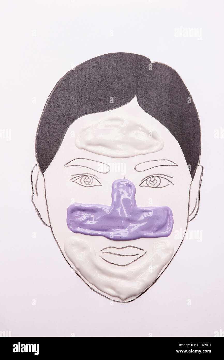 Disegno del volto di donna con la panna e il naso pack Foto stock - Alamy