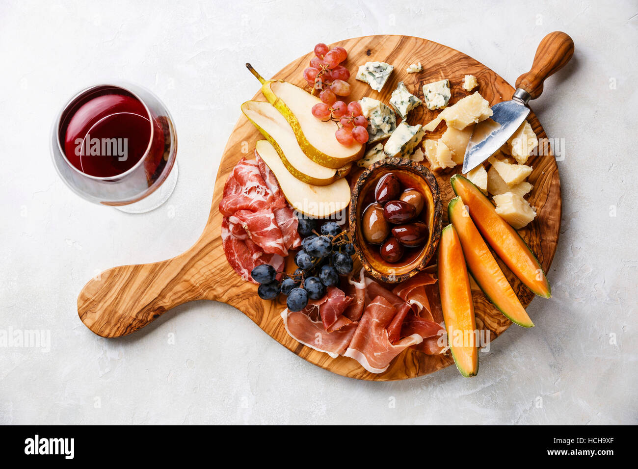La carne e il piatto di formaggi antipasti sfiziosi snack con ...