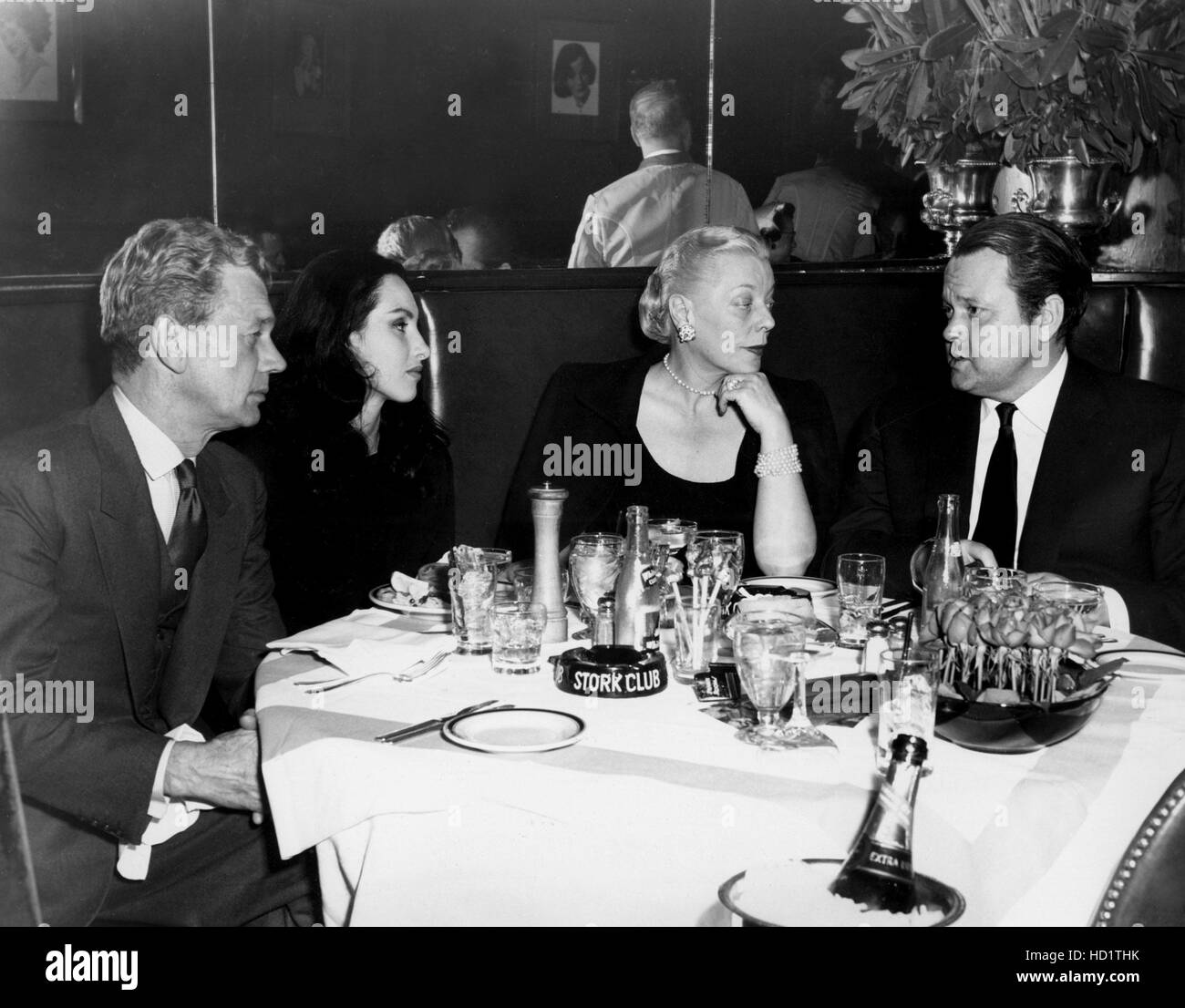 JOSEPH COTTEN, PAOLA MORI, LENORE KIPP e Orson Welles cenare presso ...