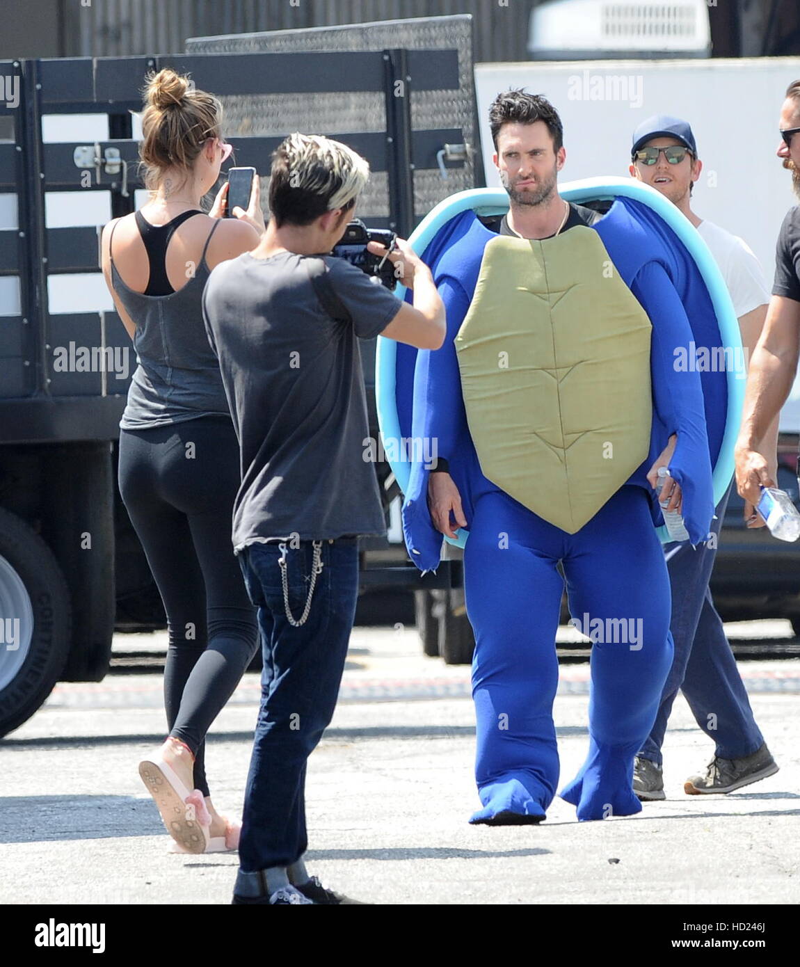 Incinta Behati Prinsloo visite marito Adam Levine sul set del suo nuovo ...