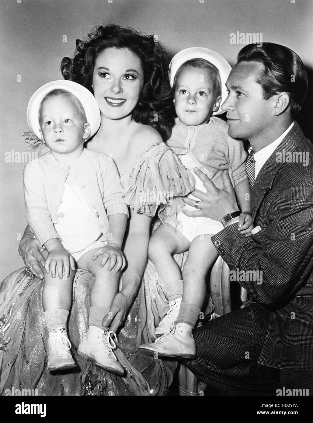 Susan Hayward, sinistro e il suo primo marito, attore Jess Barker, con i loro figli gemelli ...
