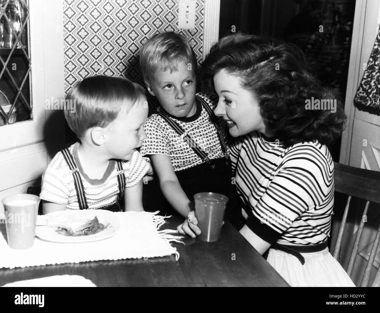 Susan Hayward, con i suoi figli gemelli, Timothy Barker e Gregory Barker, a casa, Maggio 1949 ...