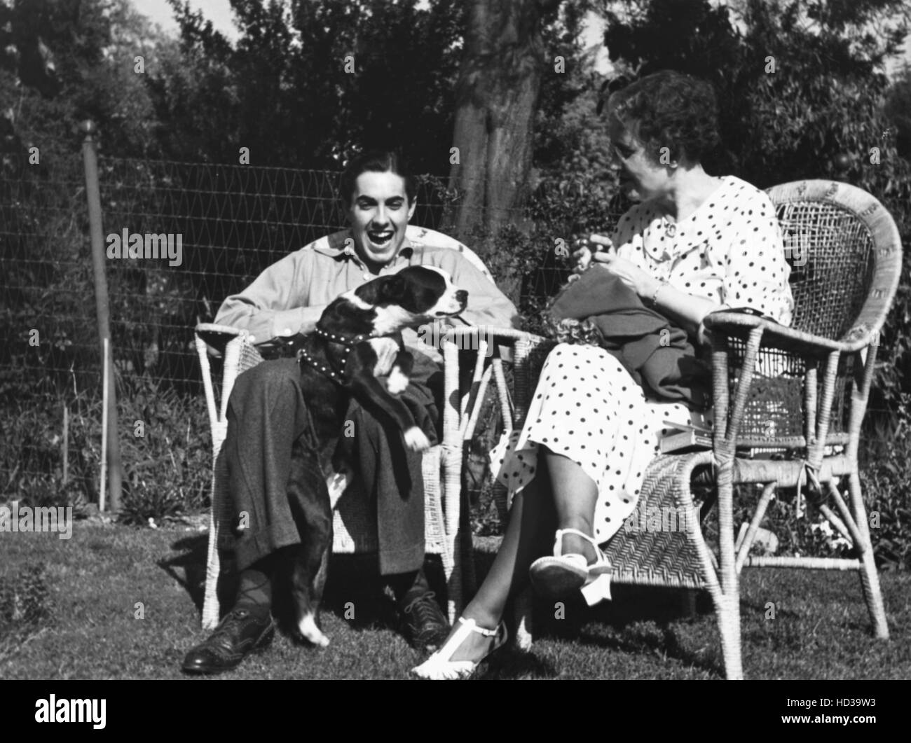 Da sinistra: Tyrone Power, Potenza Patia a casa con il suo cane Lucky ...