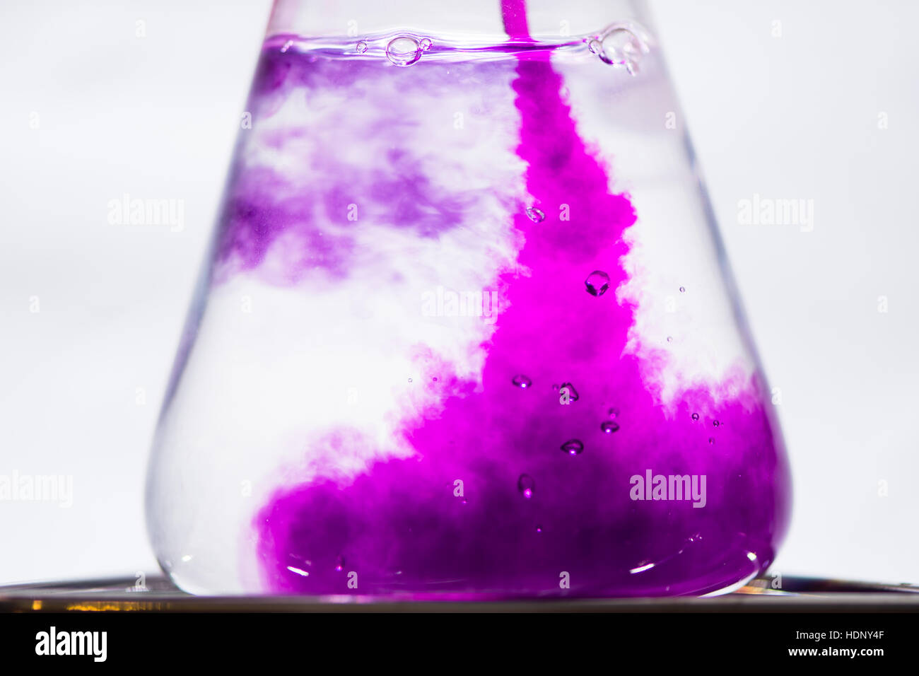 Colore iniziale cambia in chimica reazione camaleonte. Soluzione di ...