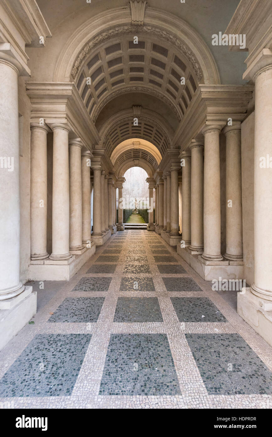 Galleria a prospettiva forzata di francesco borromini a palazzo spada ...