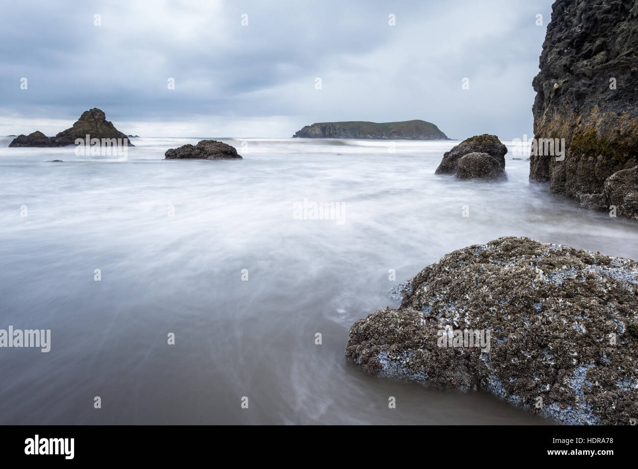 Scena pacifica nel sud della Oregon con le nuvole e la nebbia e una ...