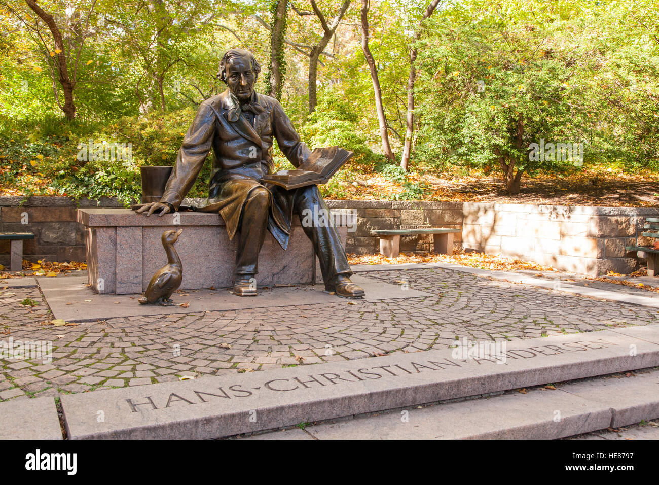 Statua di Hans Christian Andersen e il brutto anatroccolo dello ...