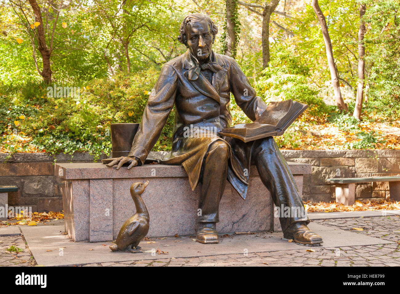 Statua di Hans Christian Andersen e il brutto anatroccolo dello ...