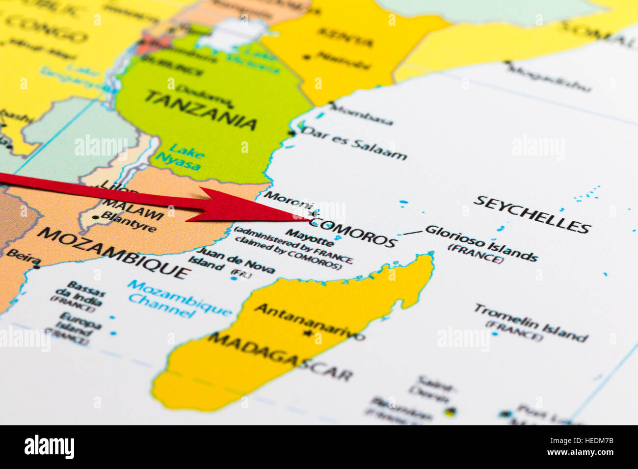 Freccia rossa che indica le isole Comore sulla mappa del continente ...