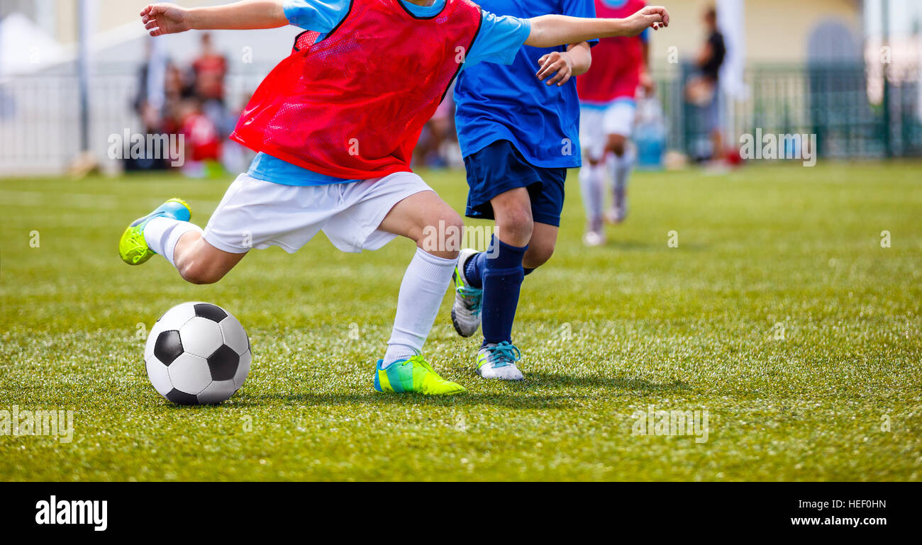 I ragazzi di Calci Pallone da calcio in erba verde passo. Scuola Calcio ...