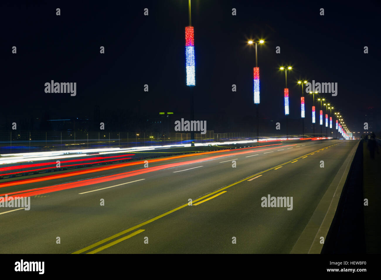 Vista sulla strada di notte immagini e fotografie stock ad alta ...