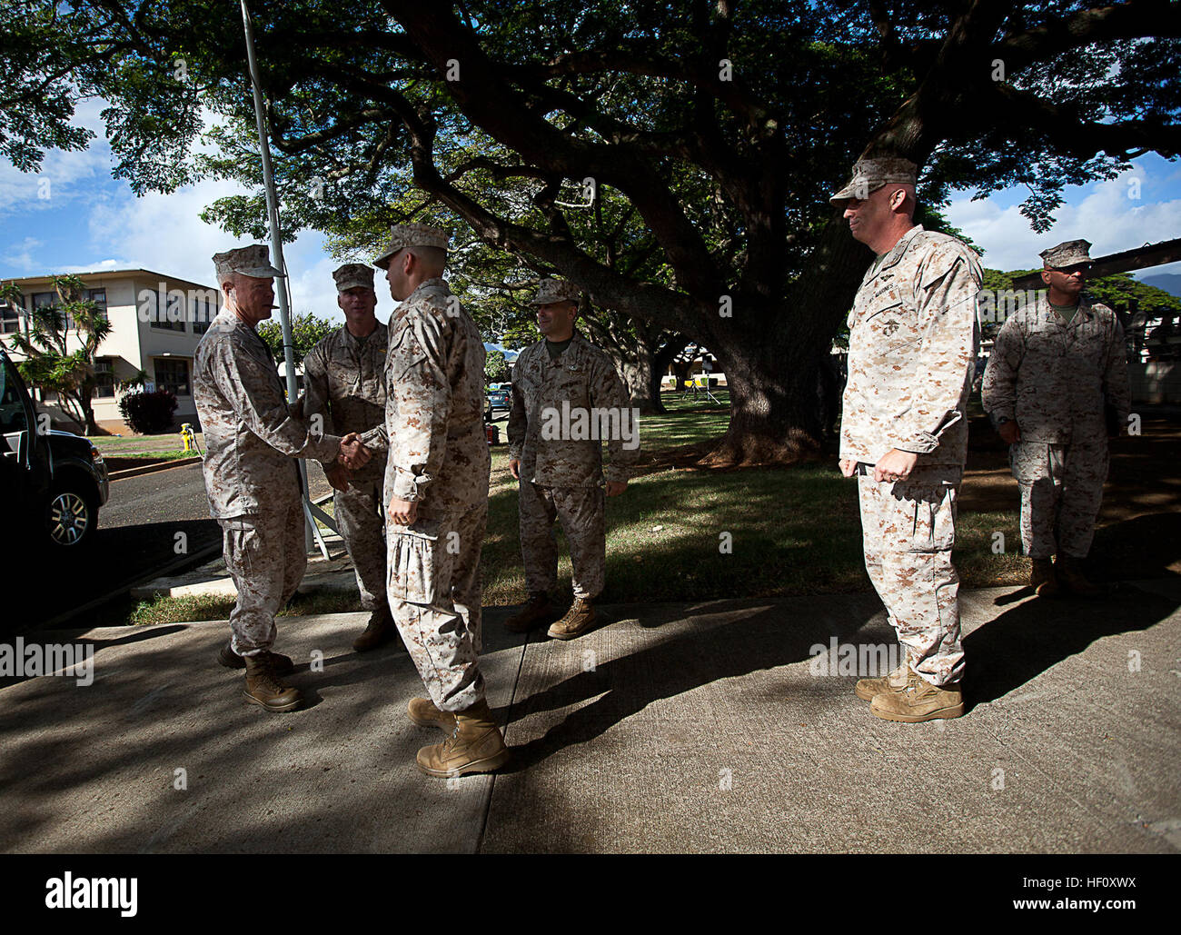 Stati Uniti Marine gen. James Amos (sinistra), il 35th Comandante del Marine Corps, saluta Col ...