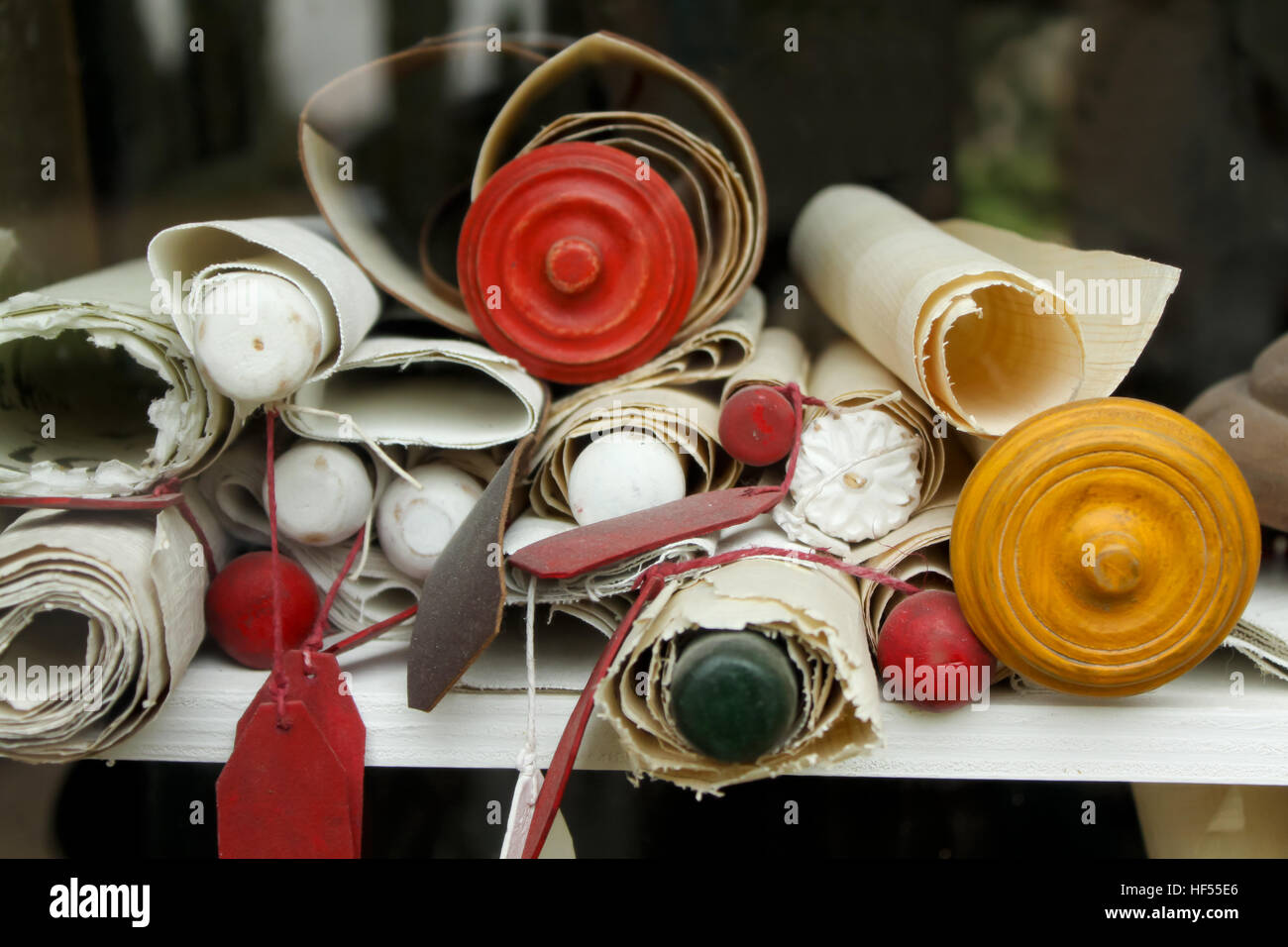 Antiche pergamene su un ripiano Foto stock - Alamy