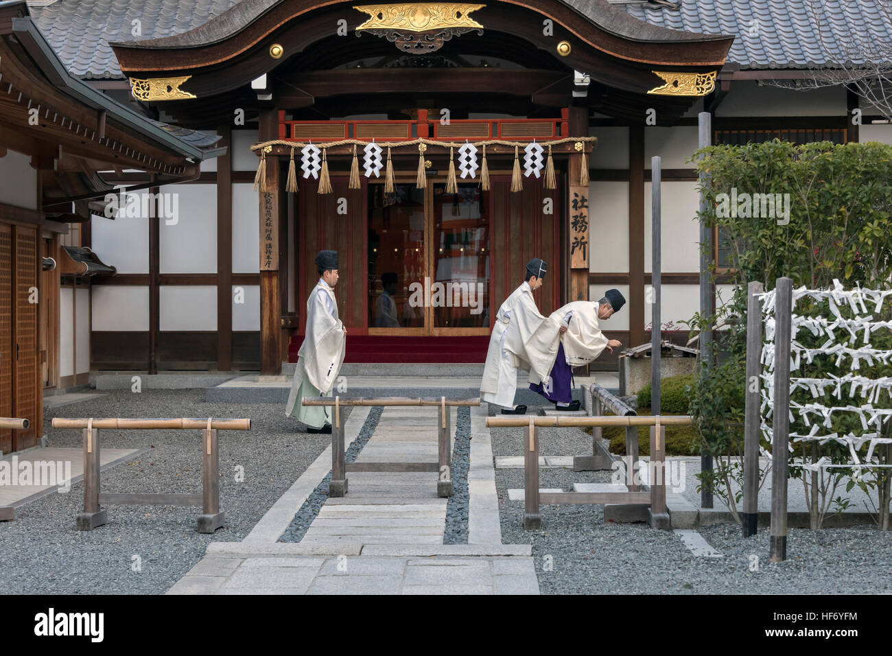 Lo Shintoismo sacerdoti a una purificazione rituale cerimonia, Fushimi ...